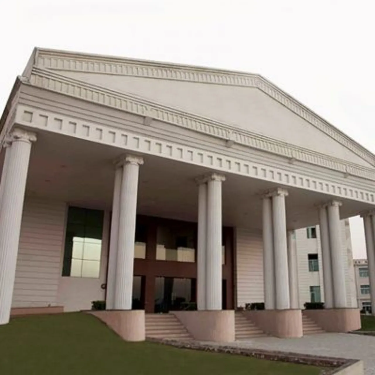 Noida International University